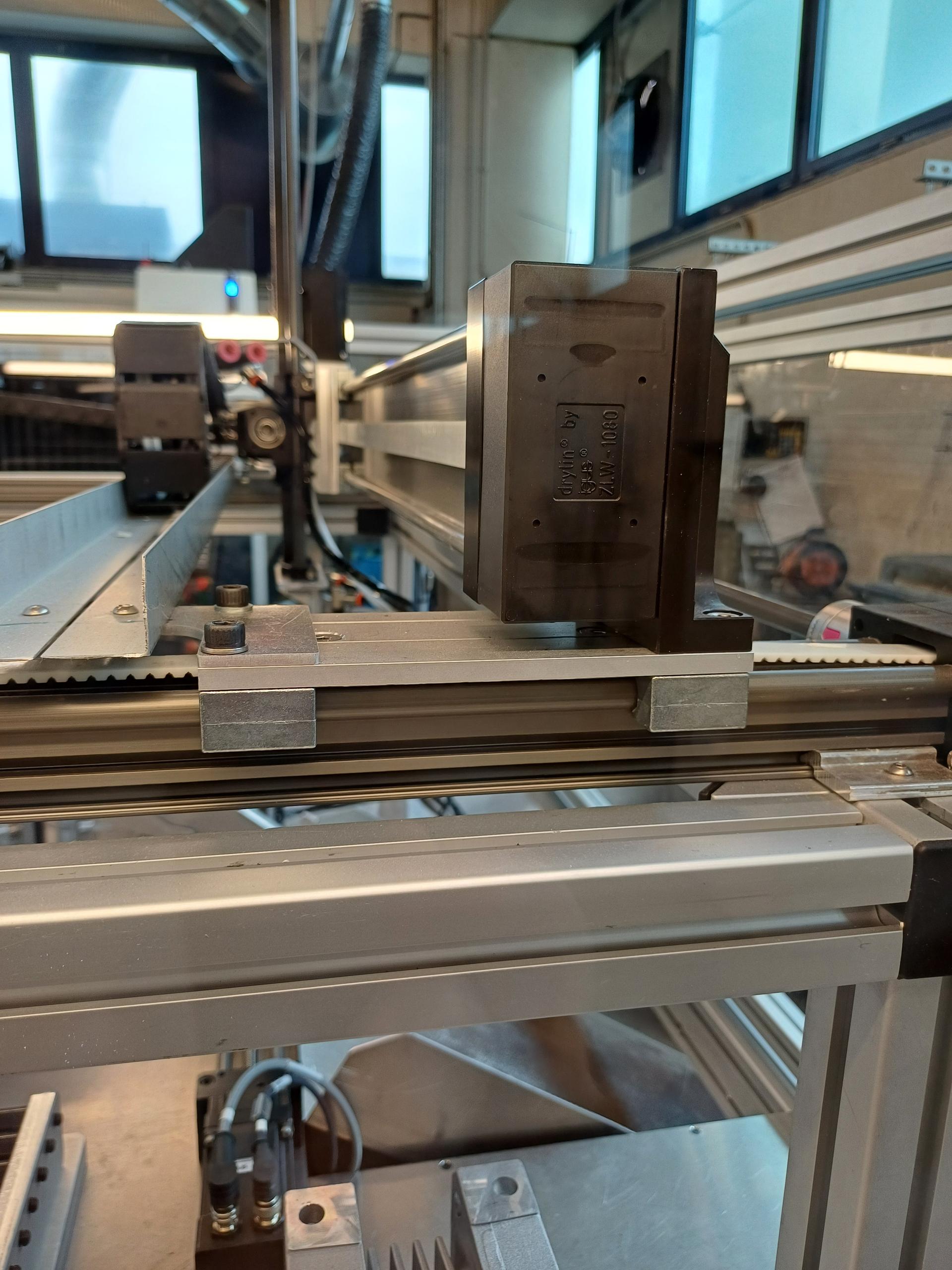 Arm rail bending system with igus gantry and igus robot control