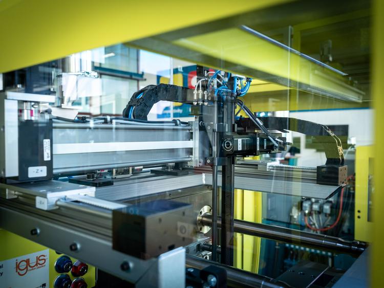Gantry robot for automated part handling in injection molding machines ...