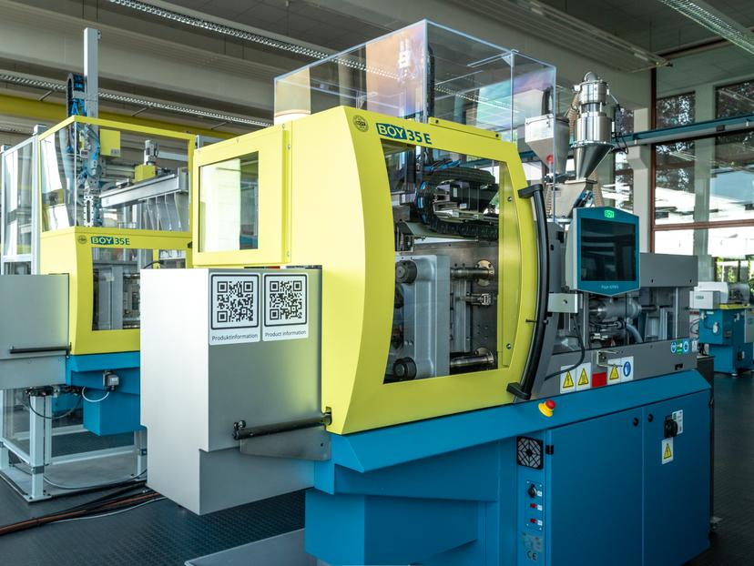 Gantry robot for automated part handling in injection molding machines ...